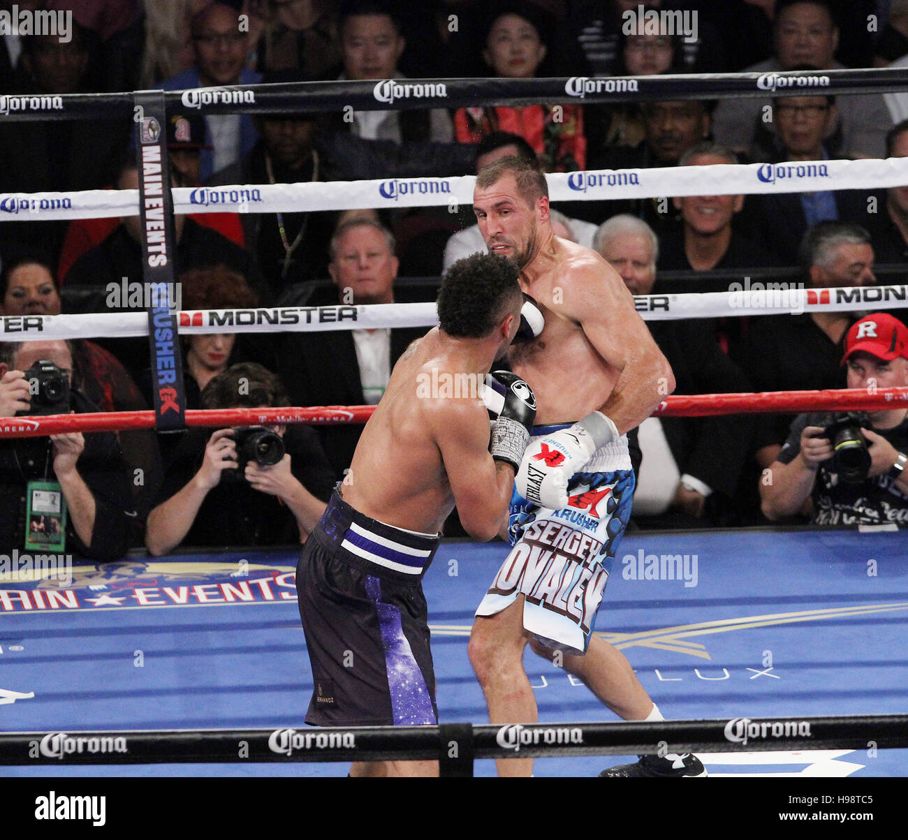 Las Vegas, Nevada, USA. 20th Nov, 2016. Light Heavyweight boxers Andre ...
