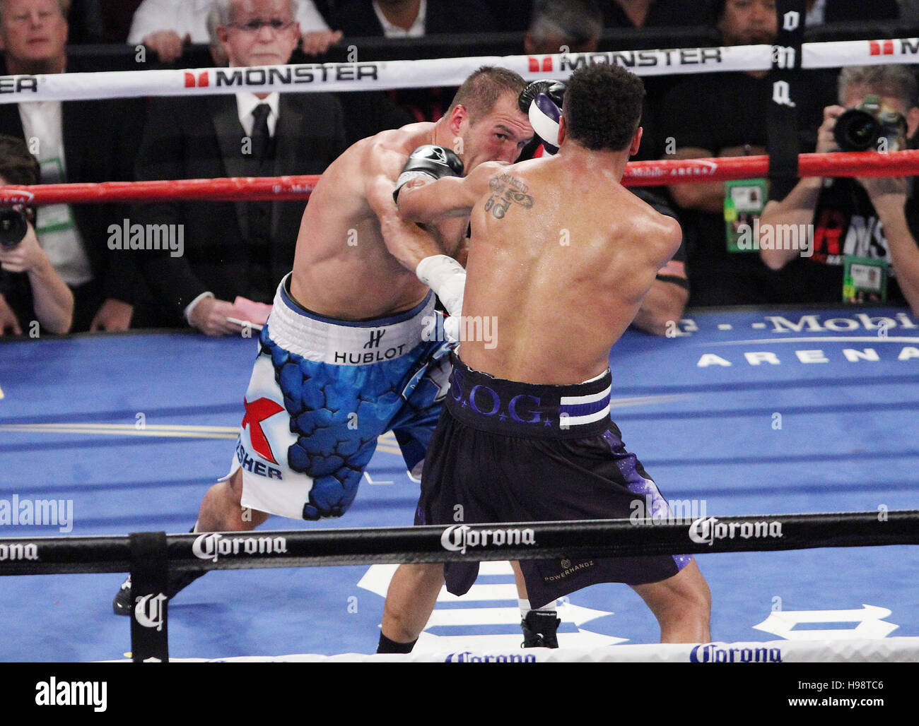Las Vegas, Nevada, USA. 20th Nov, 2016. Light Heavyweight boxers Andre ...