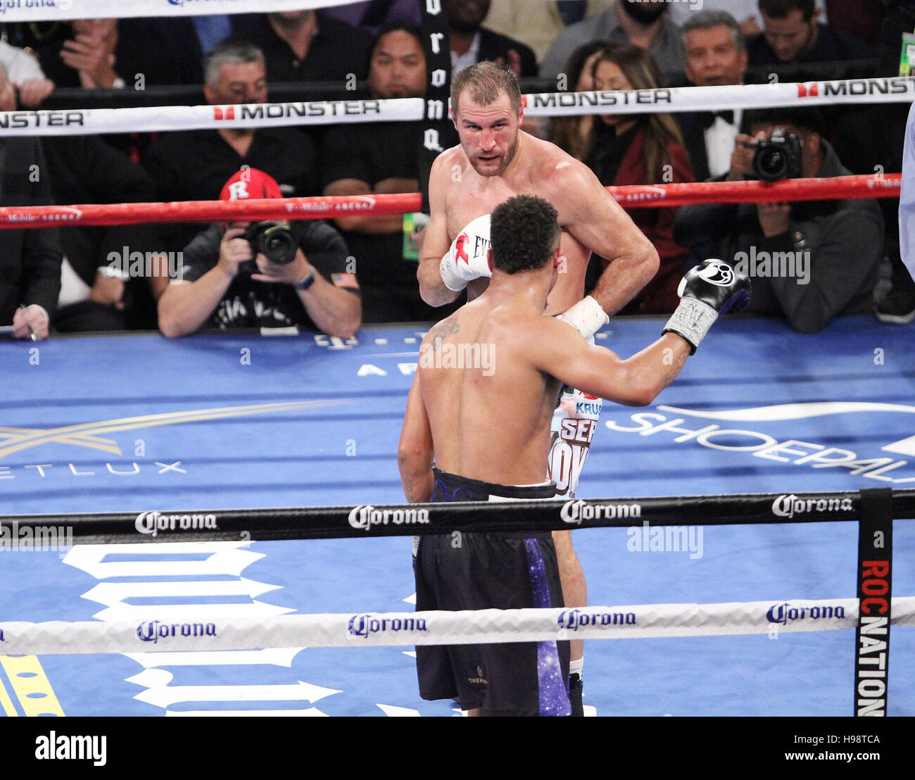 Las Vegas, Nevada, USA. 20th Nov, 2016. Light Heavyweight boxers Andre ...
