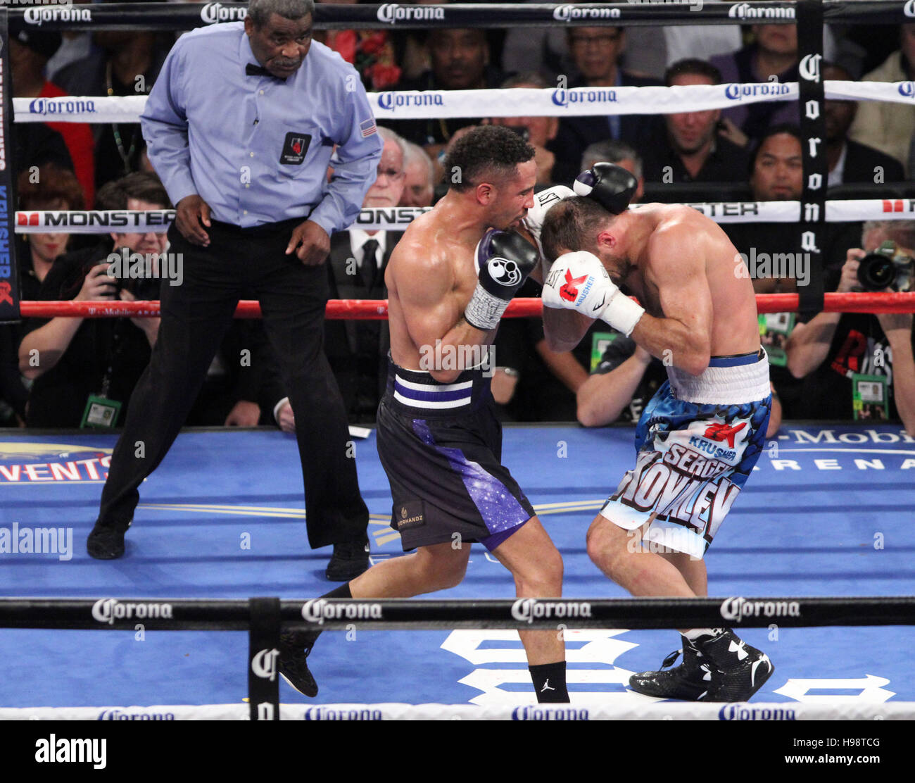 Las Vegas, Nevada, USA. 20th Nov, 2016. Light Heavyweight boxers Andre ...