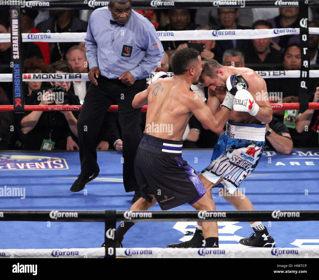 Las Vegas, Nevada, USA. 20th Nov, 2016. Light Heavyweight boxers Andre ...