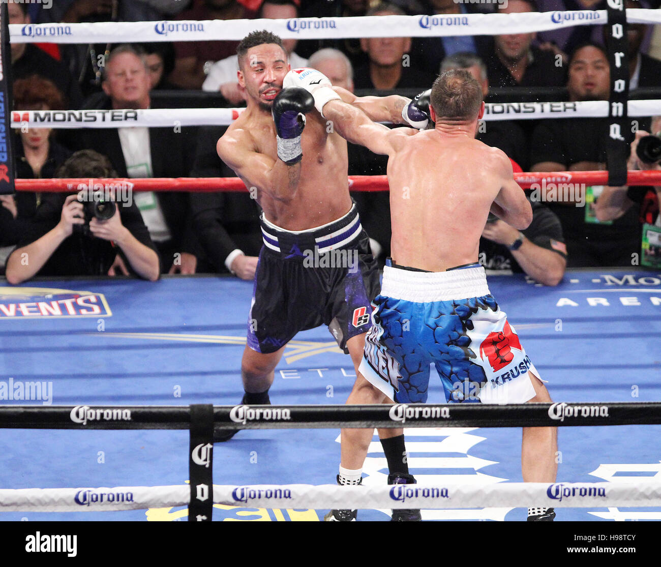 Las Vegas, Nevada, USA. 20th Nov, 2016. Light Heavyweight boxers Andre ...