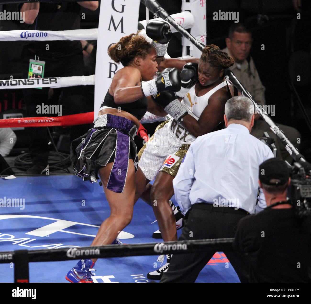Las Vegas, Nevada, USA. 19th Nov, 2016. Olympian Claressa Shields makes ...