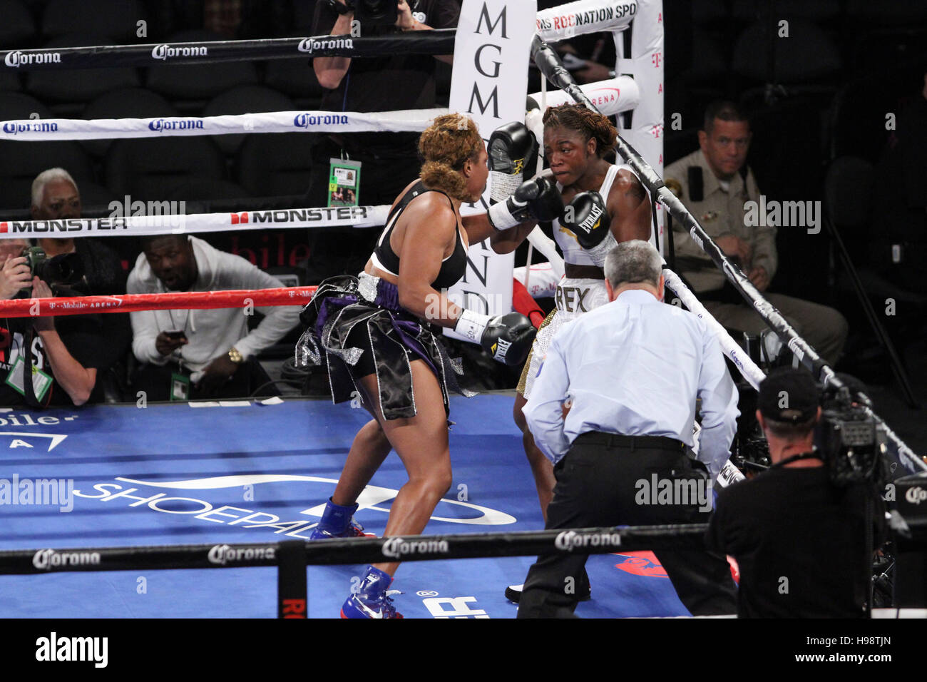 Las Vegas, Nevada, USA. 19th Nov, 2016. Clarissa Shields wins her ...