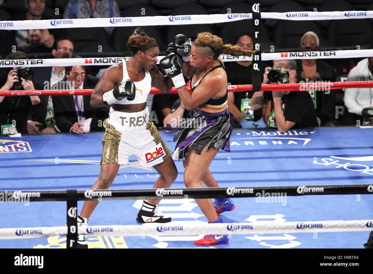 Las Vegas, Nevada, USA. 19th Nov, 2016. Olympian Claressa Shields makes ...