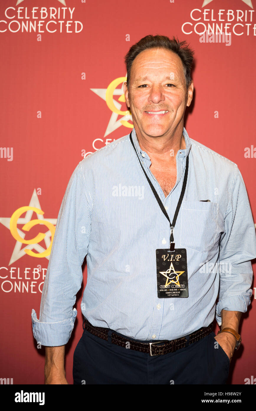Los Angeles, USA. 19th Nov, 2016. Chris Mulkey arrives at Celebrity ...
