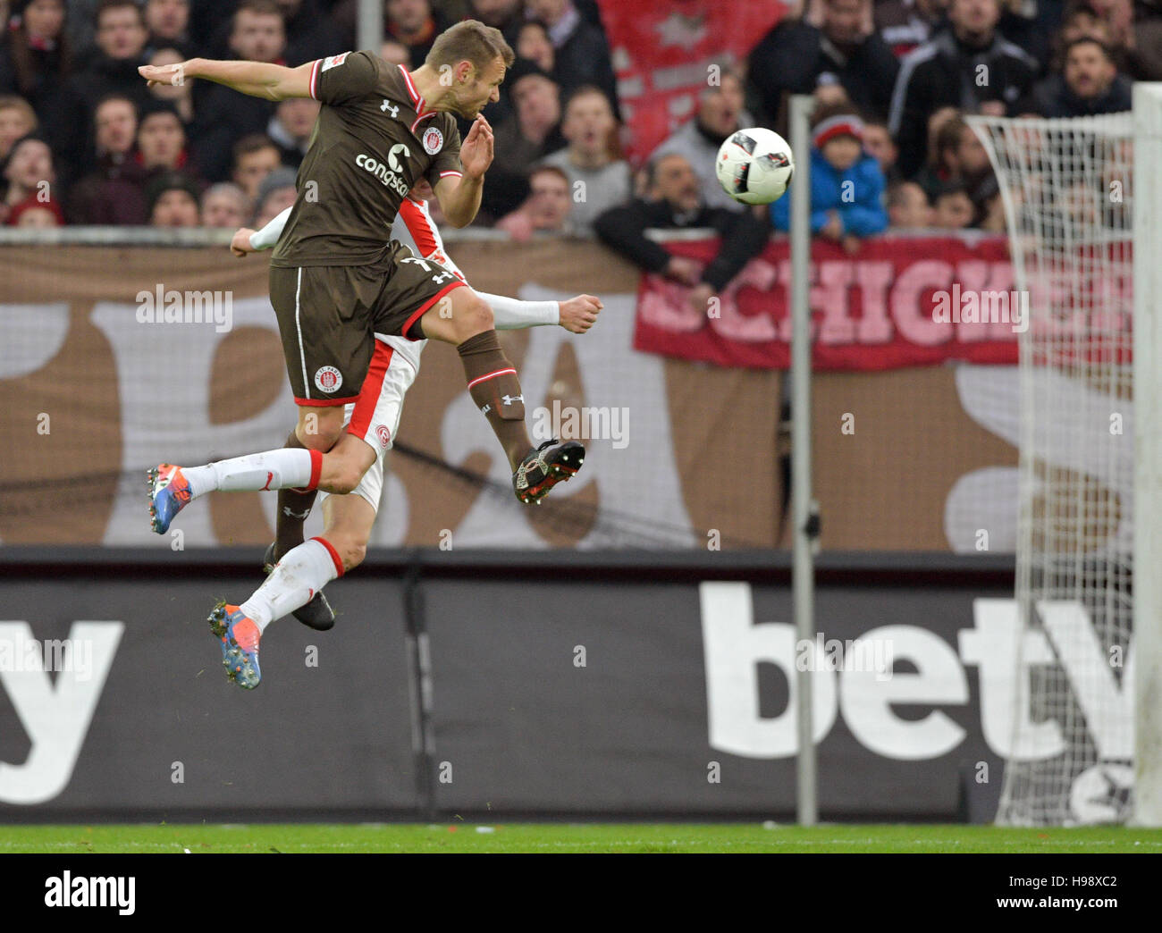 Hamburg, Germany. 20th Nov, 2016. St. Pauli's Bernd Nehrig in action ...
