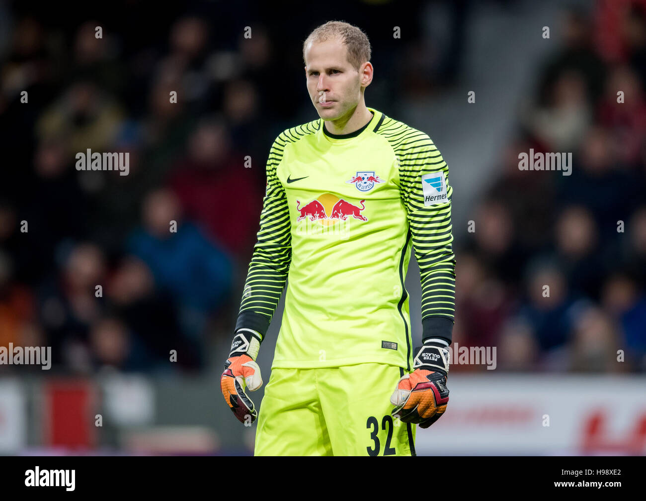 Leverkusen, Gemrany. 18th Nov, 2016. Leipzig's goalkeeper Peter Gulacsi ...
