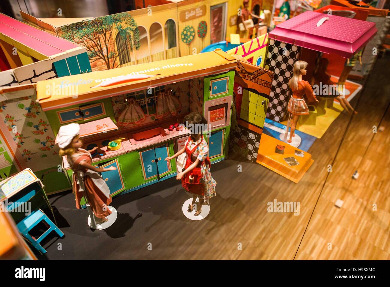 Celle, Germany. 18th Nov, 2016. Barbie dolls can be seen at the ...