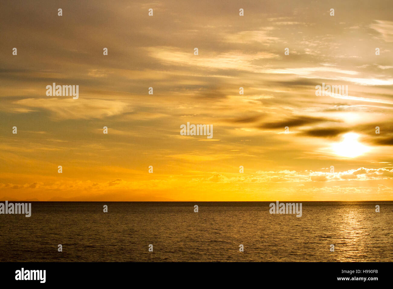 Sunset sun golden gold sunny weather uk hi-res stock photography and ...