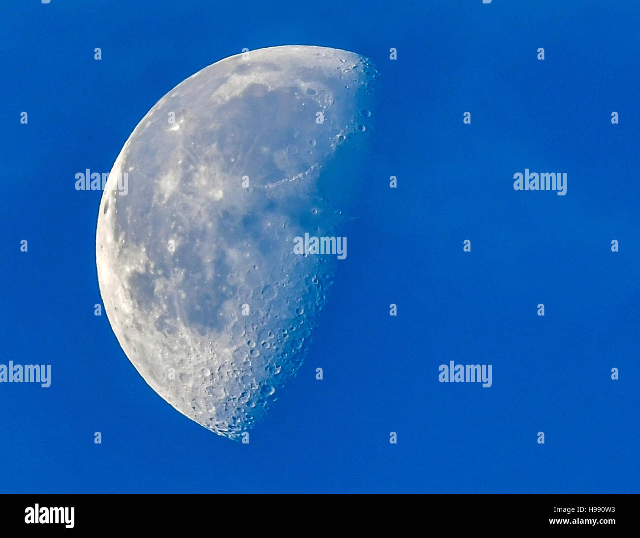 Sieversdorf, Germany. 20th Nov, 2016. The decrescent moon, photographed ...