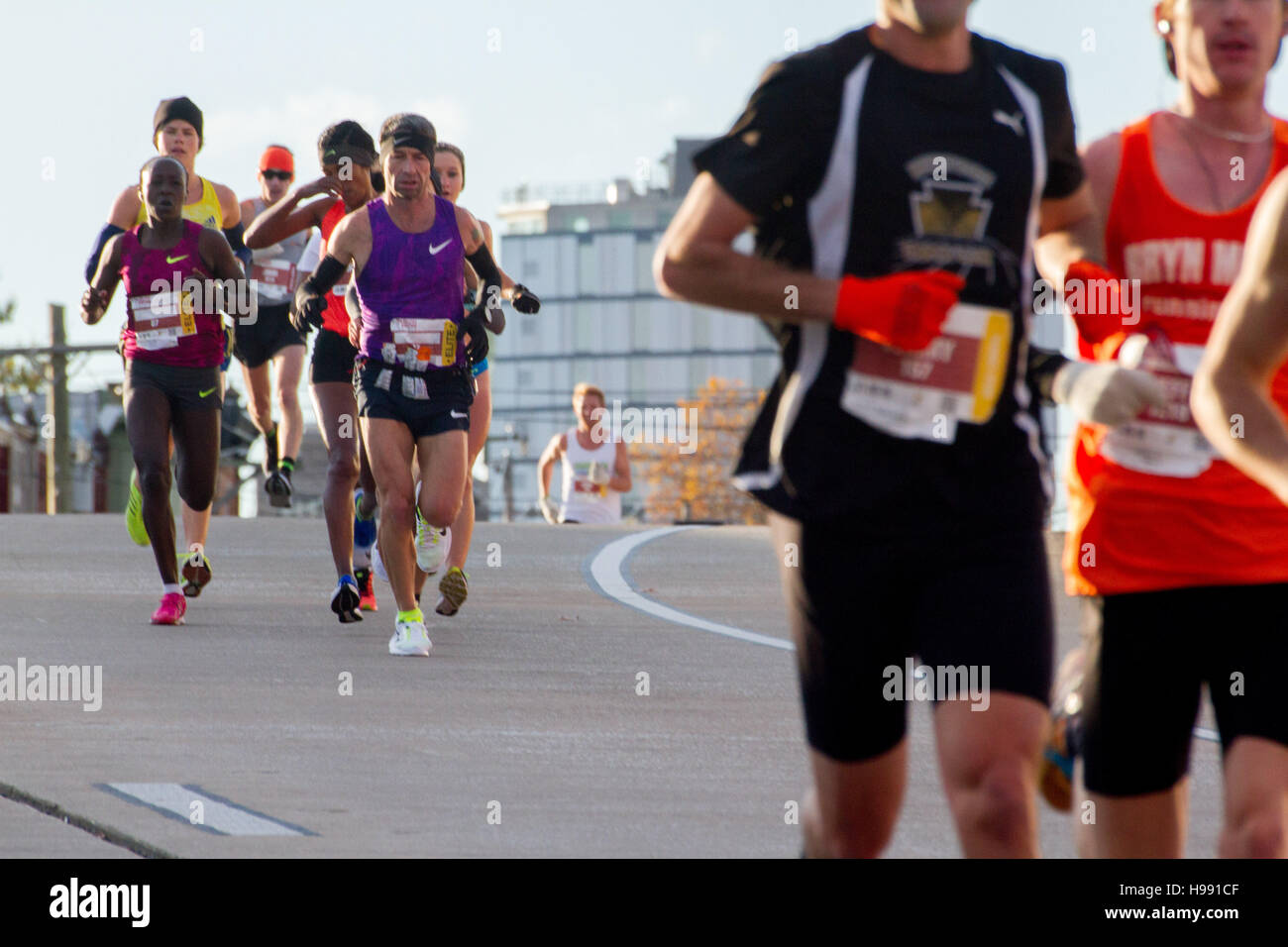 Philadelphia, Pennsylvania, USA. 20th Nov, 2016. Runners participate in ...
