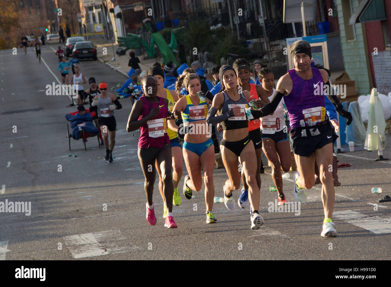 Philadelphia, Pennsylvania, USA. 20th Nov, 2016. Runners participate in ...