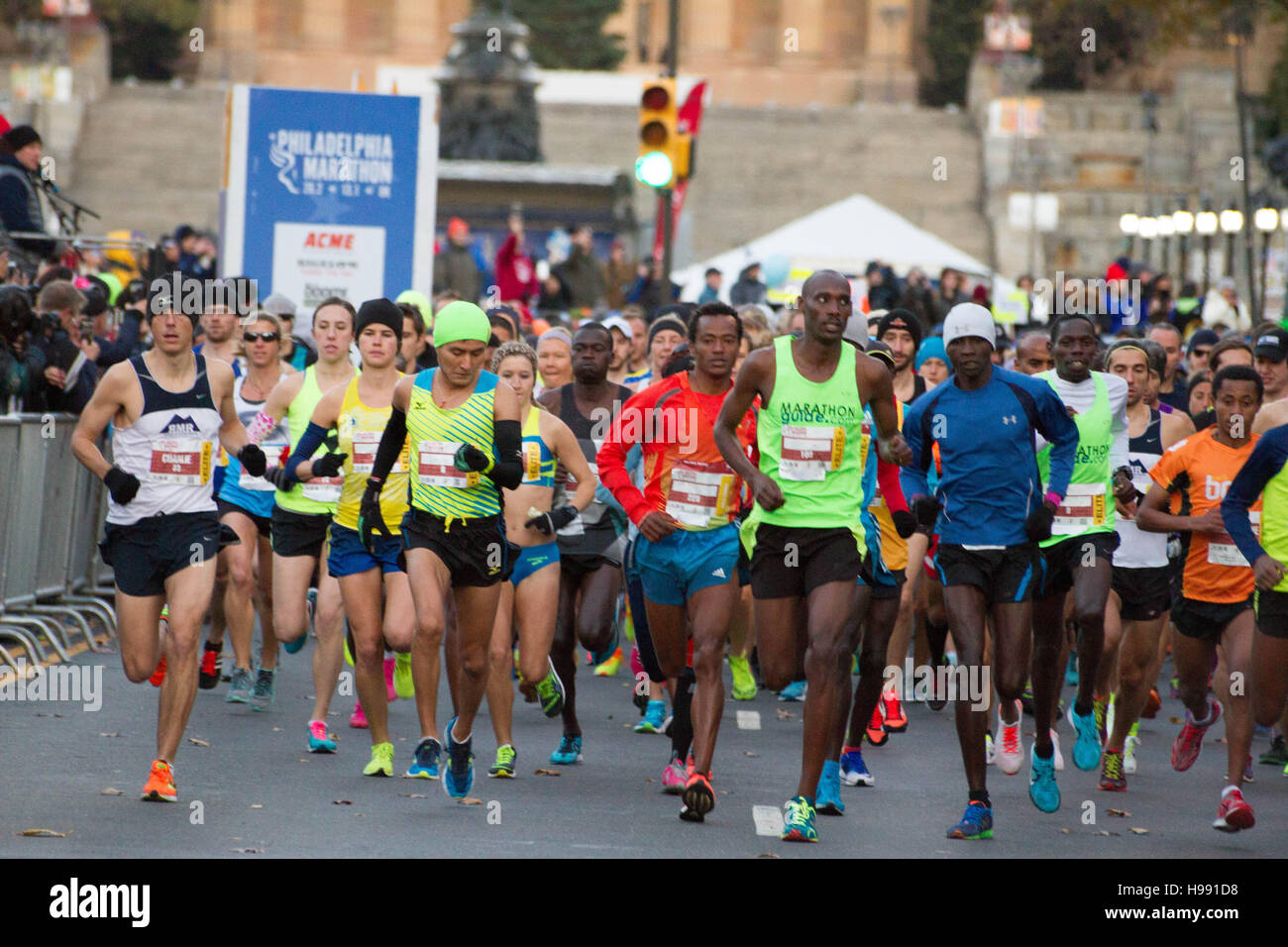 Philadelphia, Pennsylvania, USA. 20th Nov, 2016. Runners participate in ...