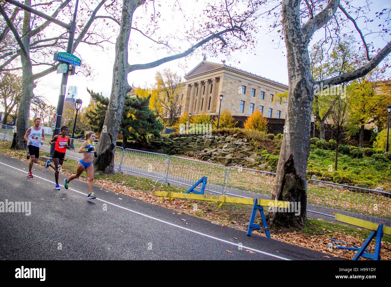 Philadelphia, Pennsylvania, USA. 20th Nov, 2016. Runners participate in ...