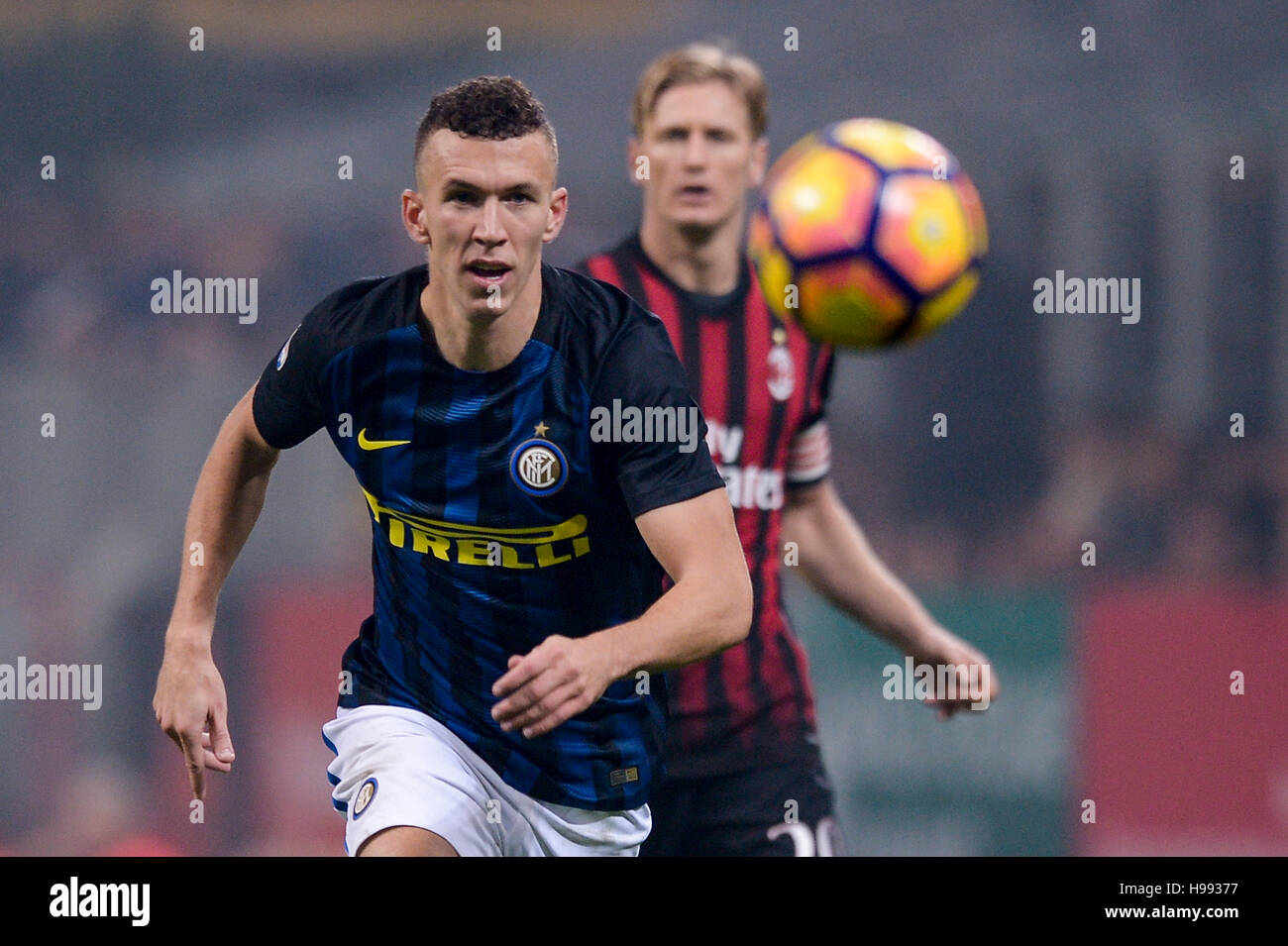 Milan, Italy. 20 november: Ivan Perisic (left) of FC Internazionale in ...