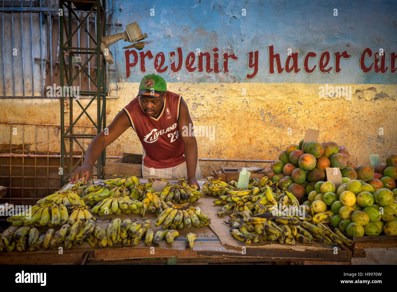 Havana, Cuba: Market vendors at the Egido Marketplace Stock Photo - Alamy