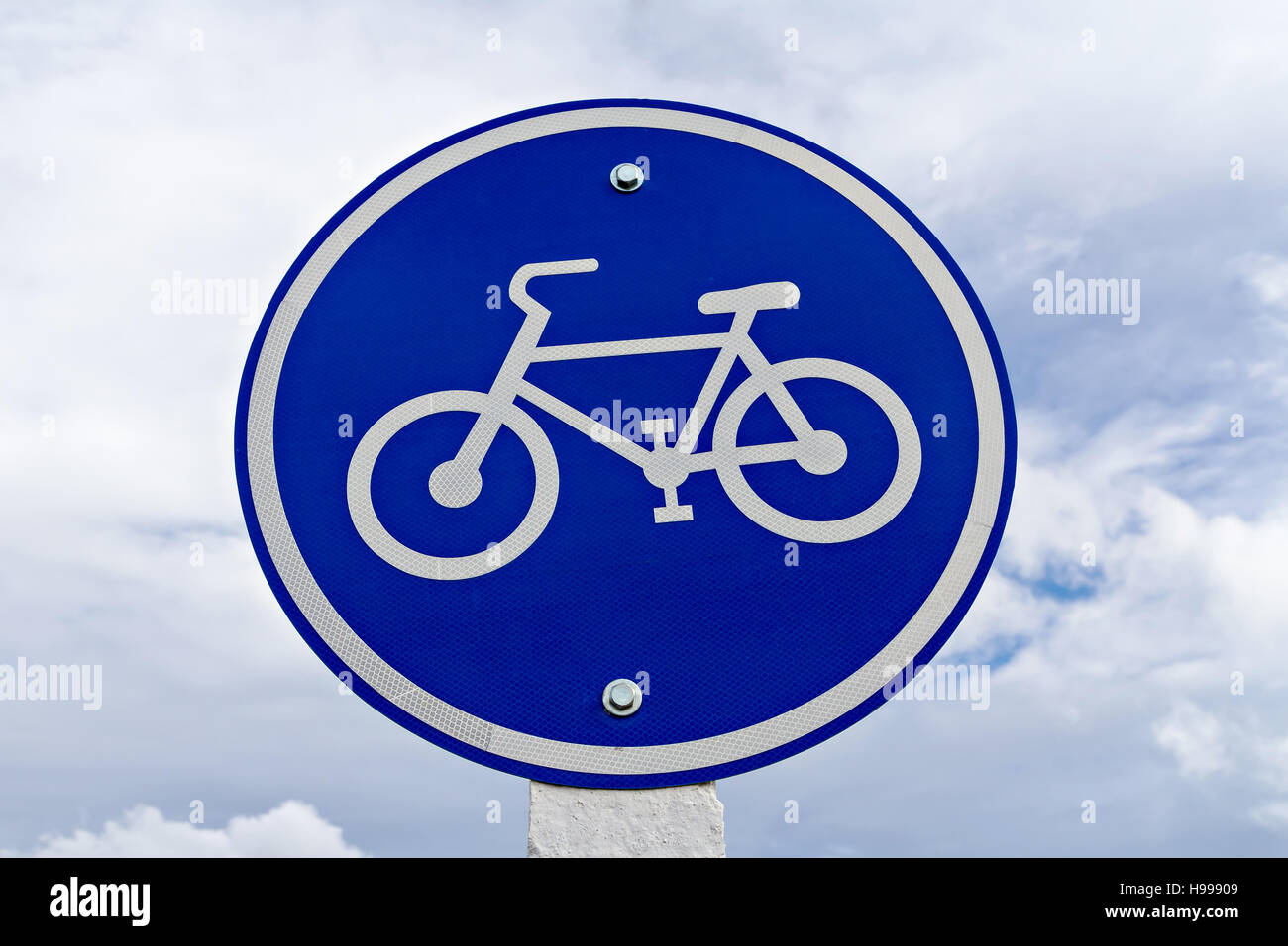 round bicycle lane sign Stock Photo - Alamy