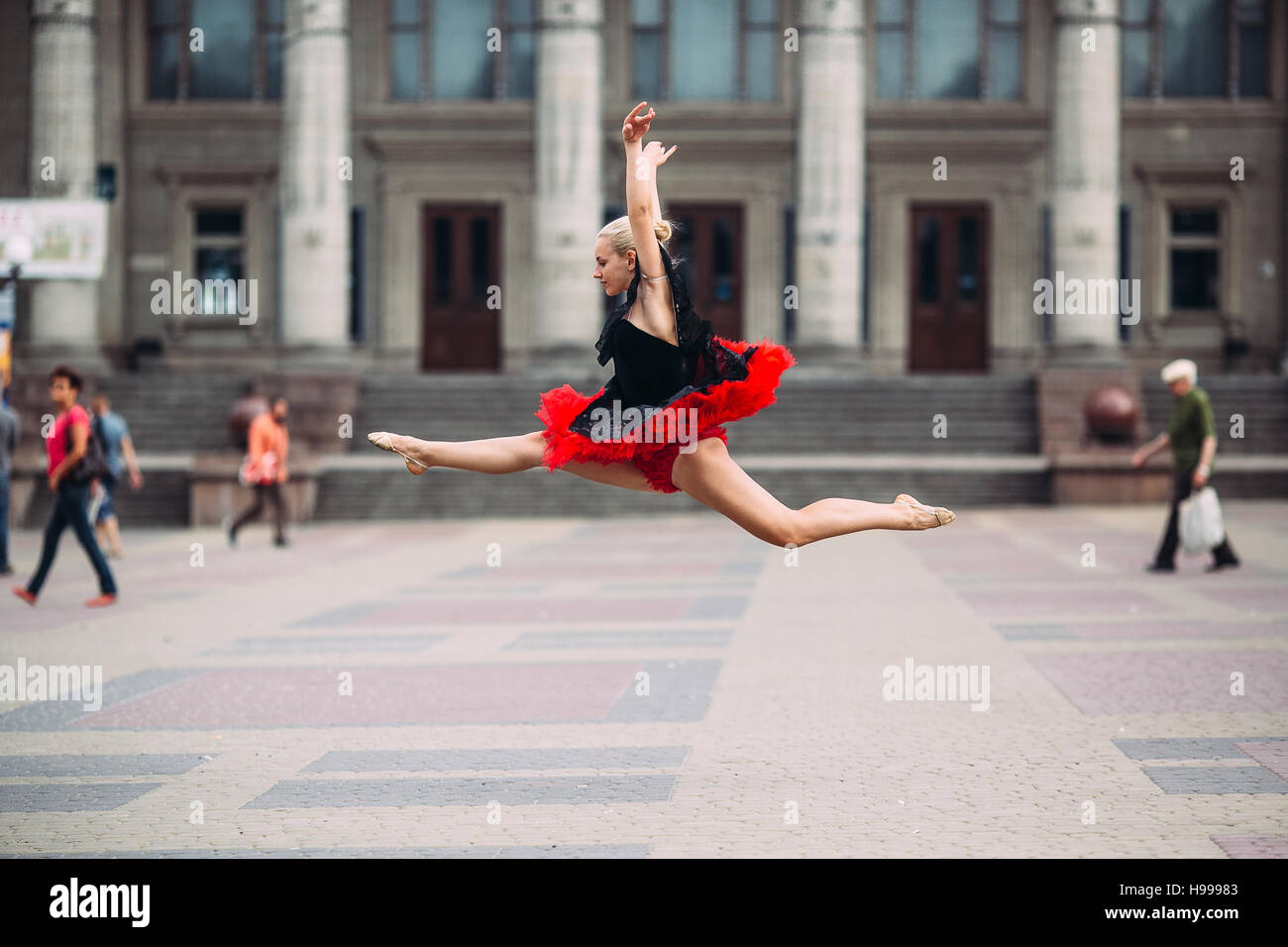 Ballerina doing splits in the air Stock Photo - Alamy