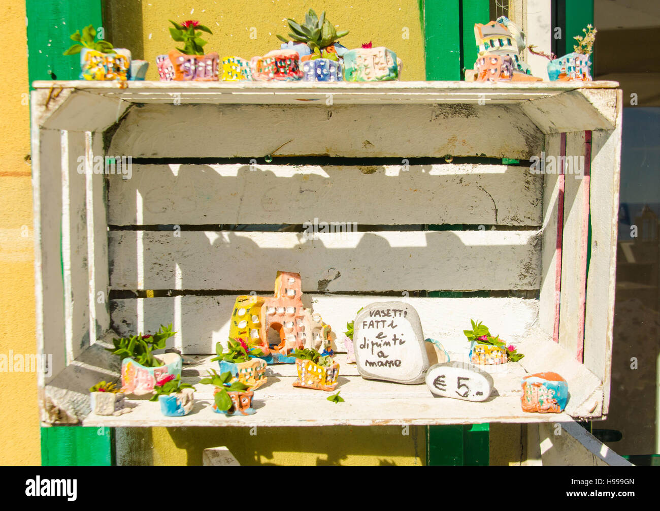 Trinkets for sale hi-res stock photography and images - Alamy