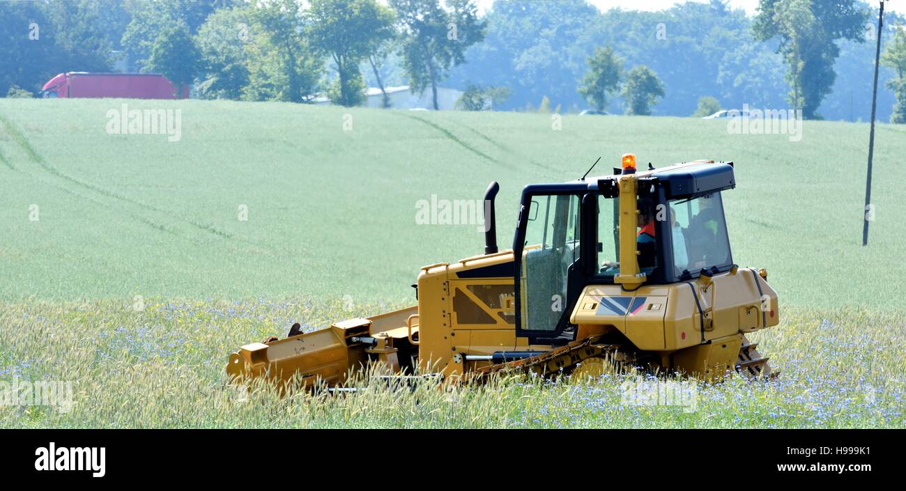 Green bulldozer hi-res stock photography and images - Alamy