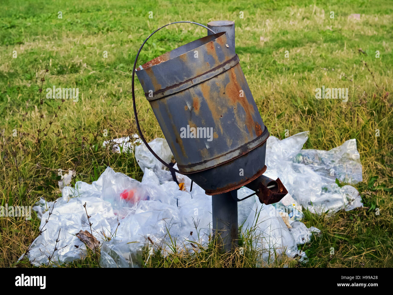 Trash on ground hi-res stock photography and images - Alamy