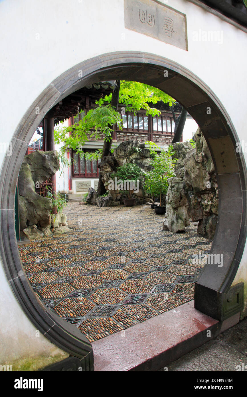 Moon gate hi-res stock photography and images - Alamy