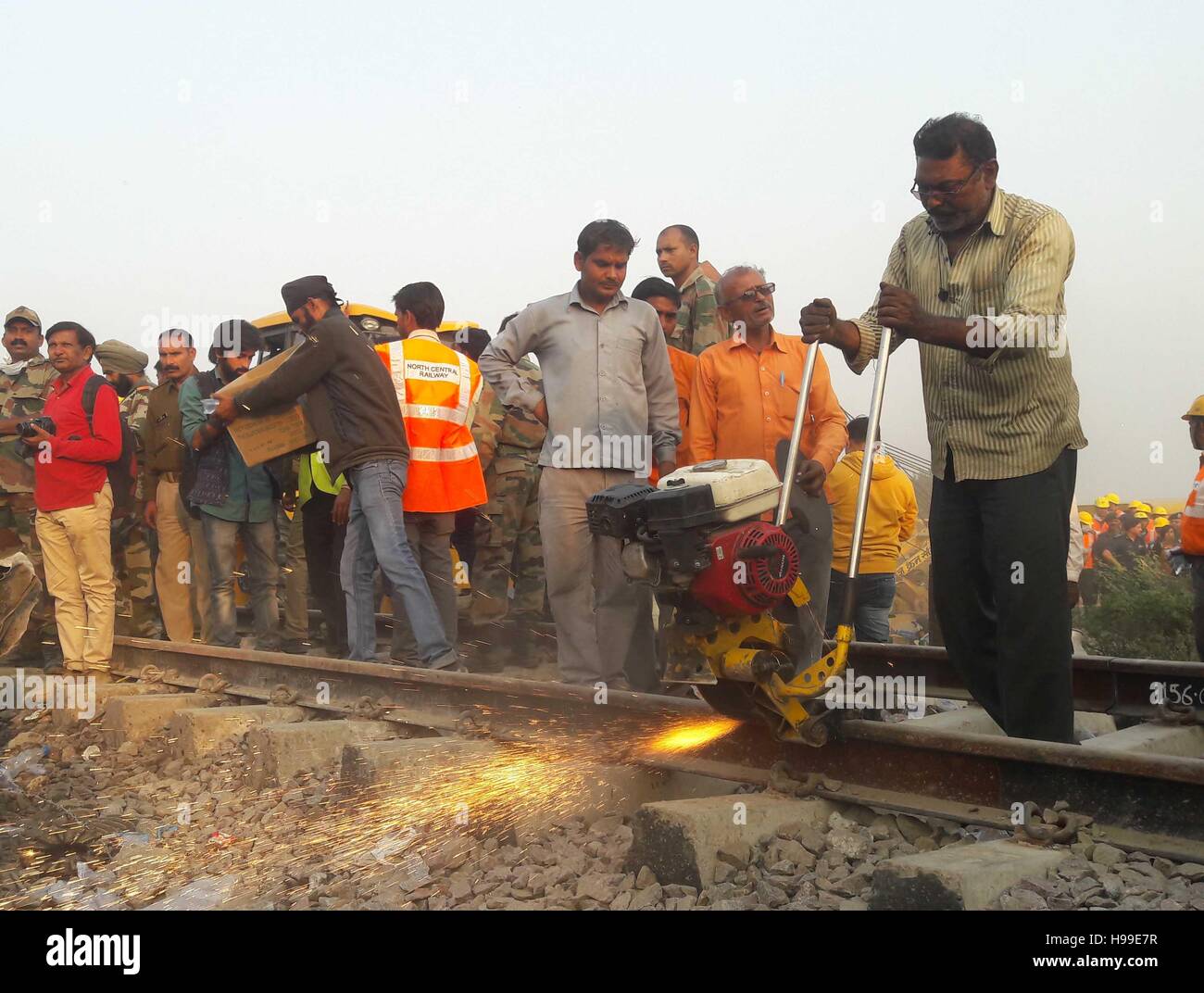 Allahabad, India. 20th Nov, 2016. Rescuers works continue at the site ...