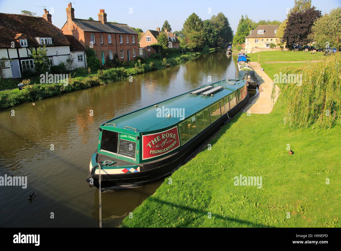 Rose narrowboats hi-res stock photography and images - Alamy