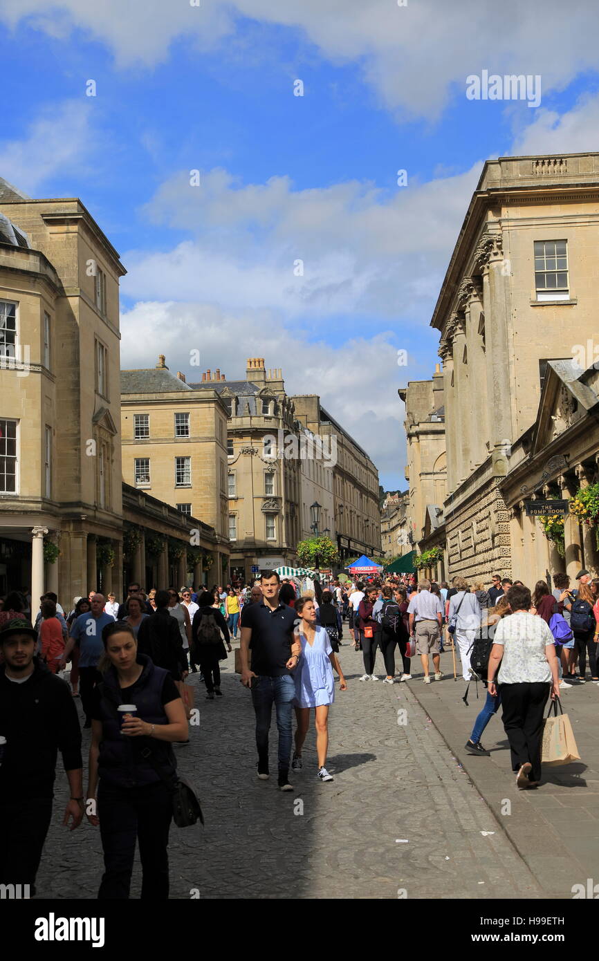 Crowded pedestrianised area, Stall Street, city centre of Bath ...