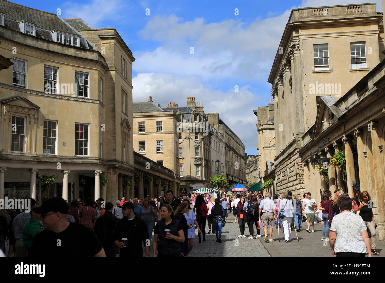 Crowded pedestrianised area, Stall Street, city centre of Bath ...