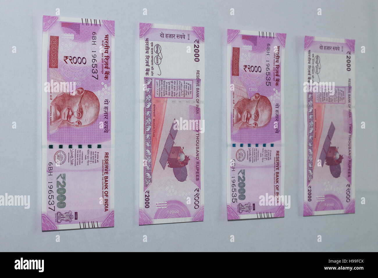 New Indian currency of 2000 rupee notes Stock Photo - Alamy