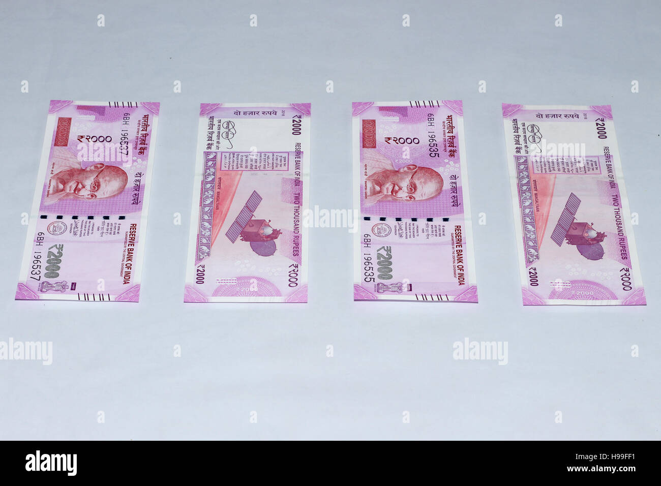 New Indian currency of 2000 rupee notes Stock Photo - Alamy