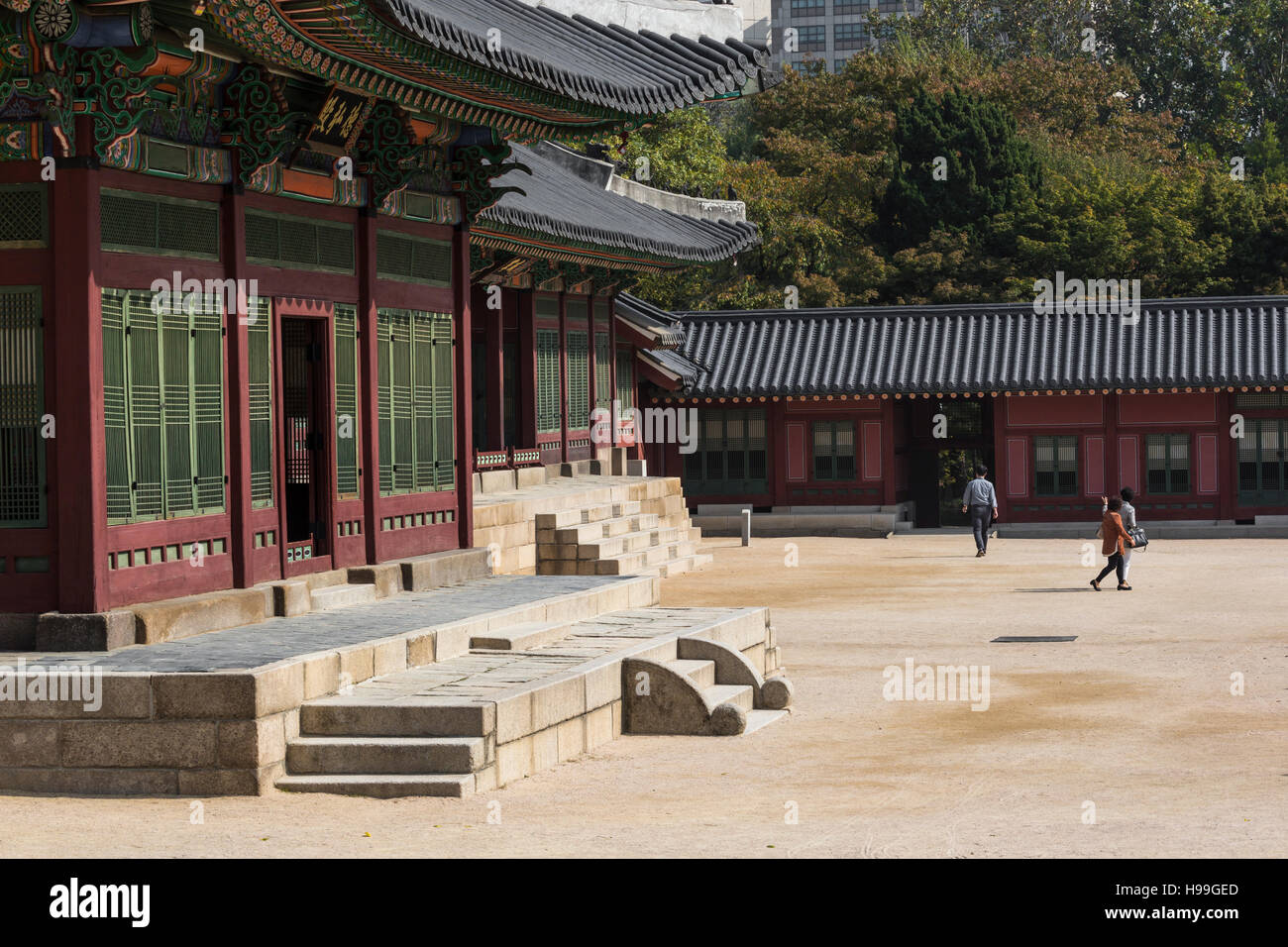 SEOUL - OCTOBER 21, 2016: Deoksugung Palace in Seoul, South Korea. It ...