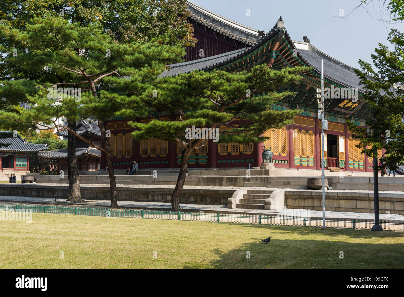 SEOUL - OCTOBER 21, 2016: Deoksugung Palace in Seoul, South Korea. It ...