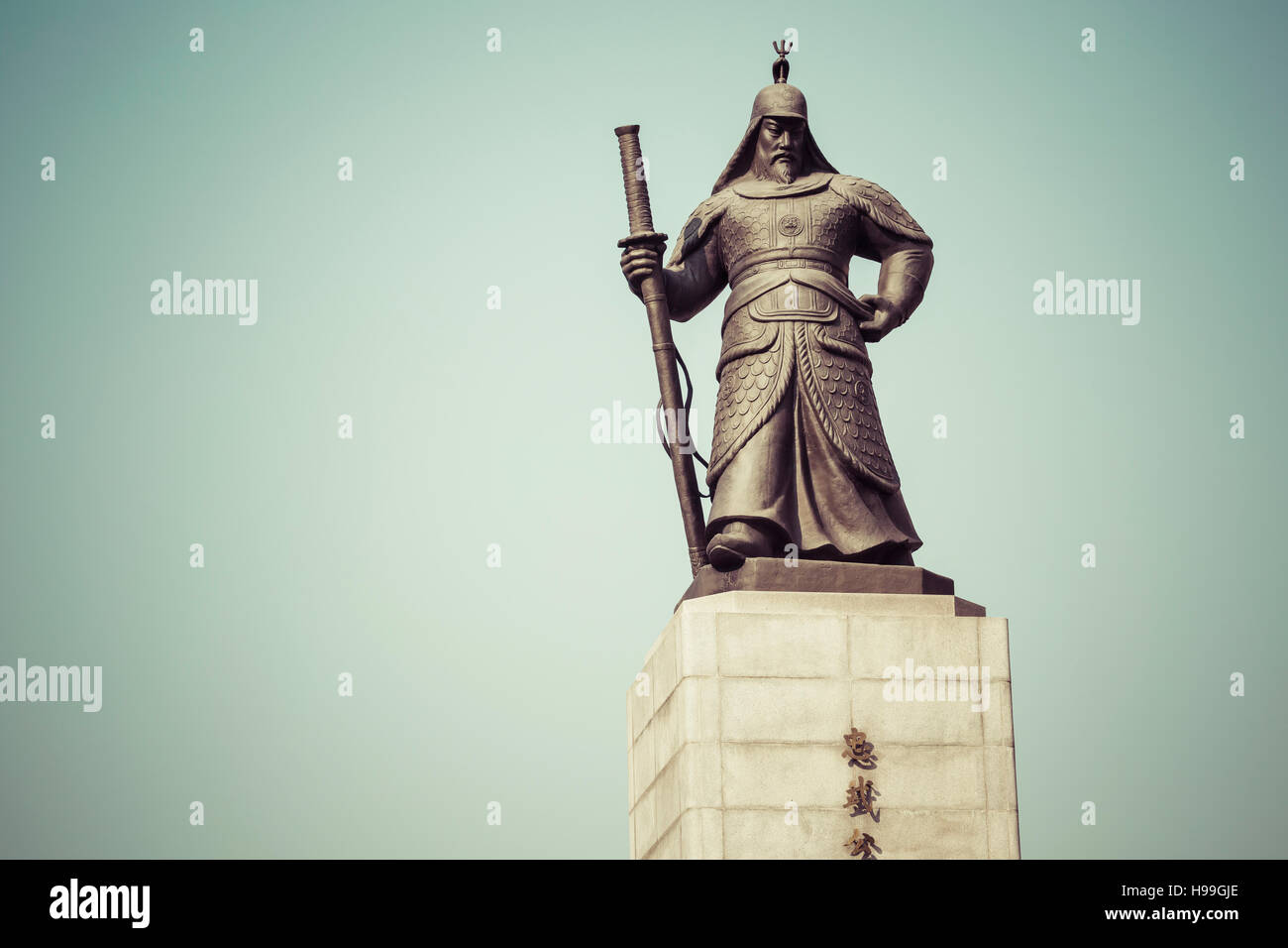 Statue of Admiral Yi Sunsin on Gwanghwamun plaza in Seoul, South Korea ...