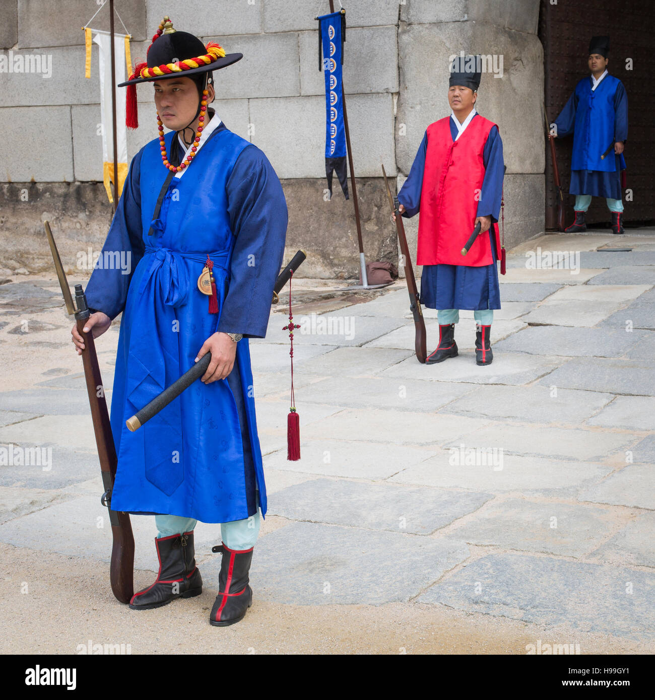 SEOUL - OCTOBER 21, 2016: The Palace guard at Seoul Palace in Korea ...