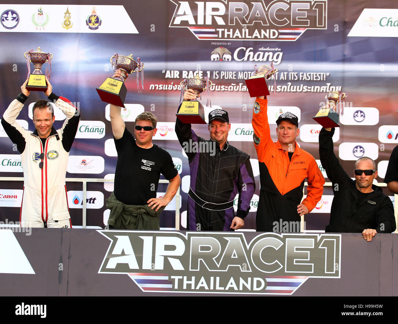 Thailand. 20th Nov, 2016. Pilot Stanislas Demiron ( L ) of France US ...