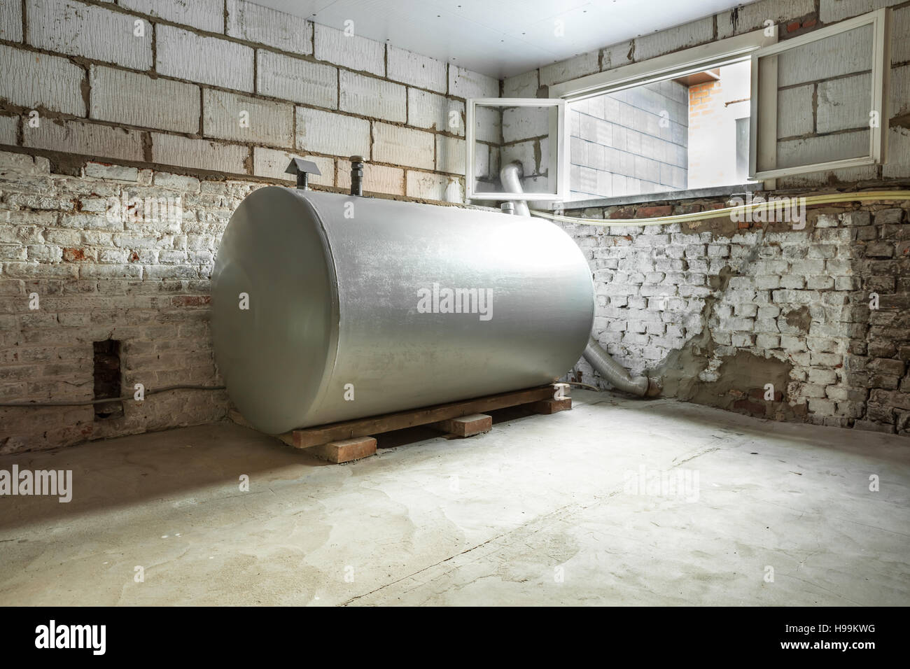 Burning storage tanks hi-res stock photography and images - Alamy