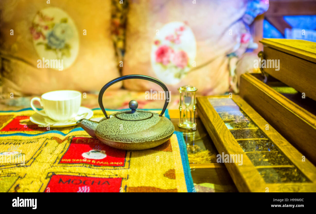 Windy day restaurant hi-res stock photography and images - Alamy