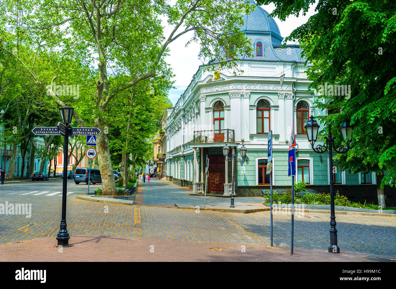 Shady streets hi-res stock photography and images - Alamy