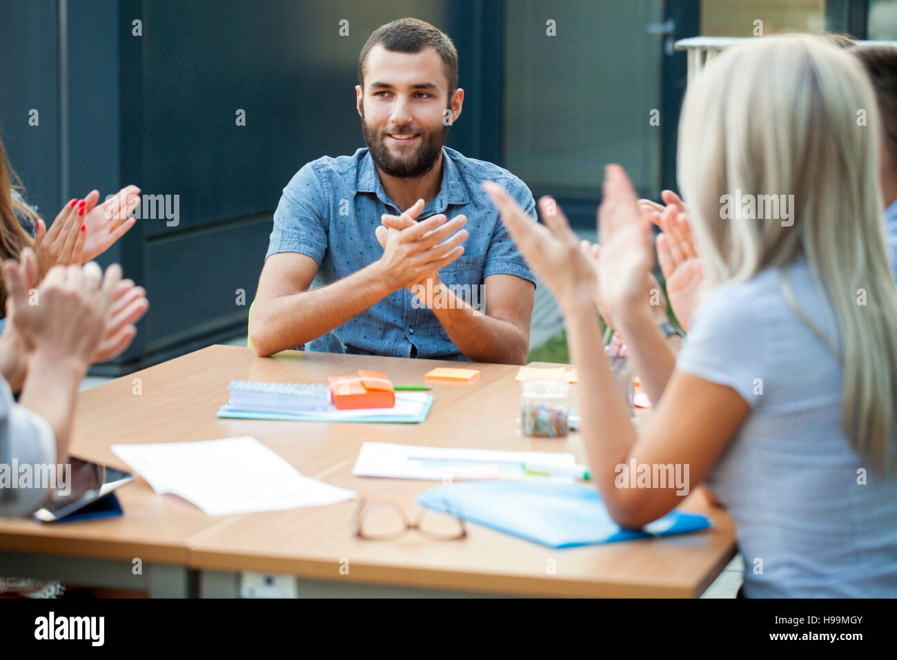 Clapping hands hi-res stock photography and images - Alamy