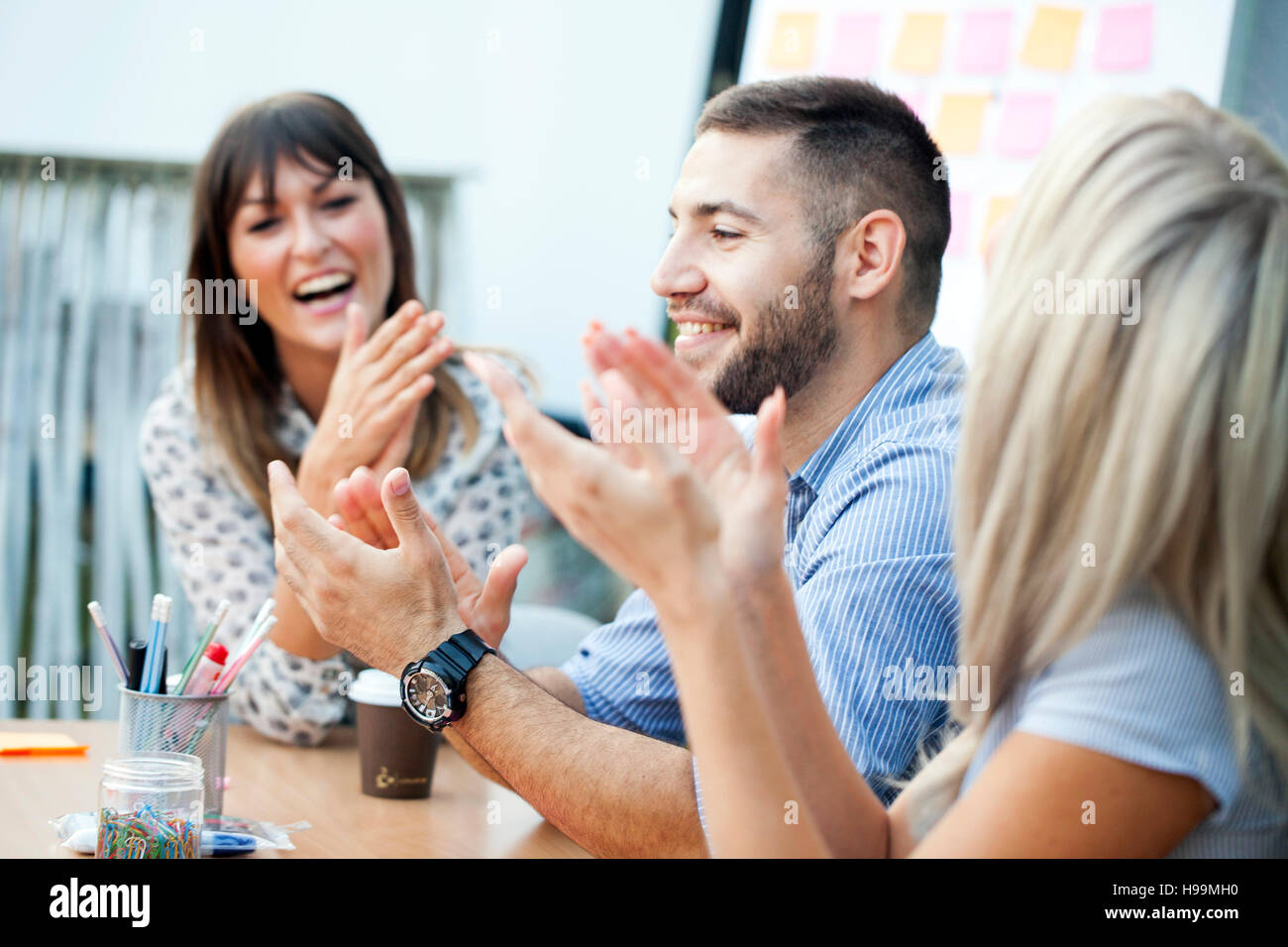 Clapping hands hi-res stock photography and images - Alamy