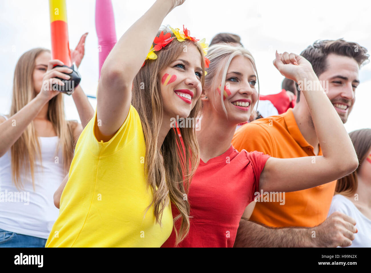 Stadium crowd cheering hi-res stock photography and images - Alamy