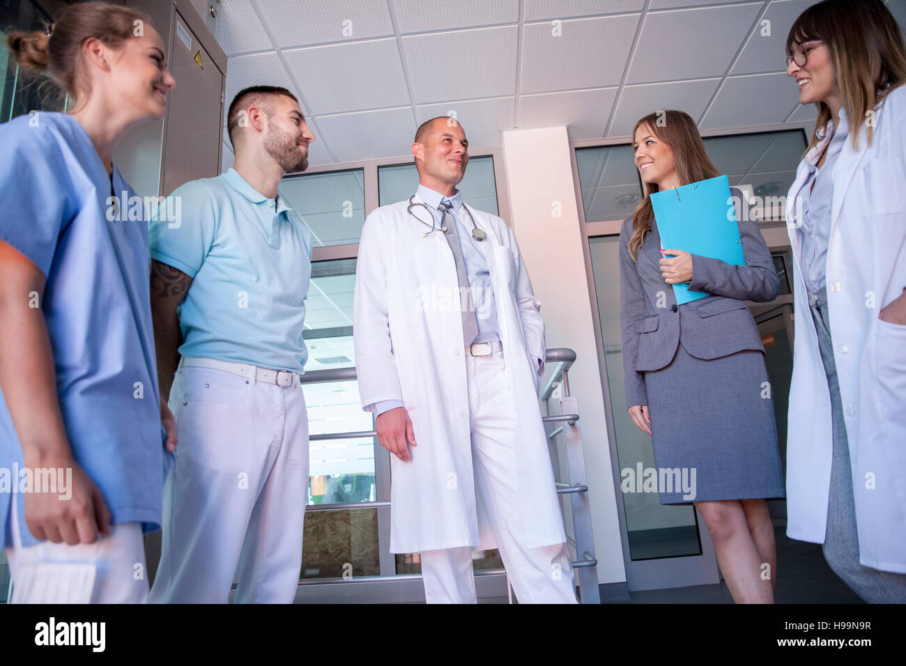 Doctor team meeting hi-res stock photography and images - Alamy