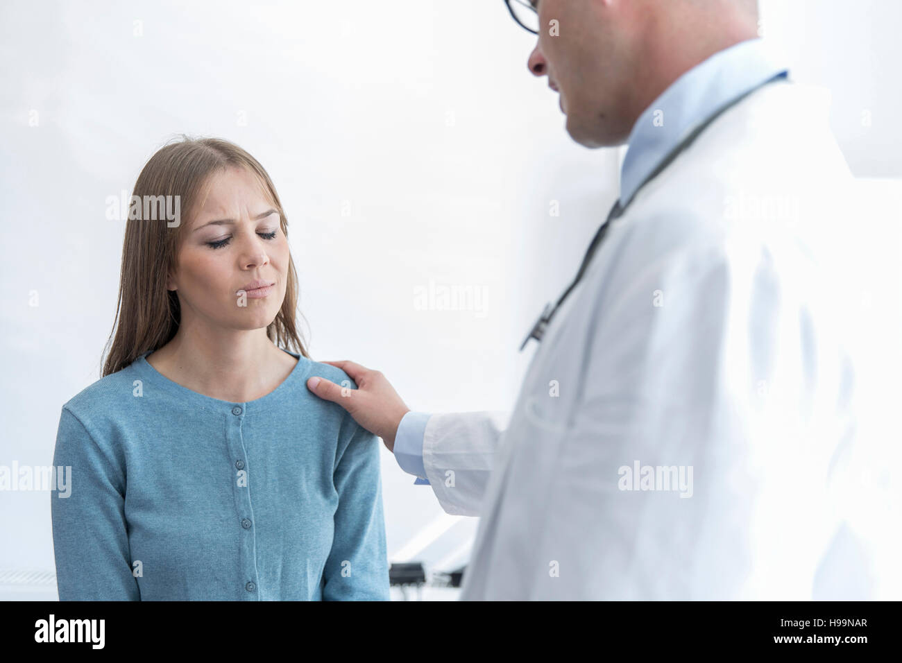 Doctor talking to female patient in hospital Stock Photo - Alamy
