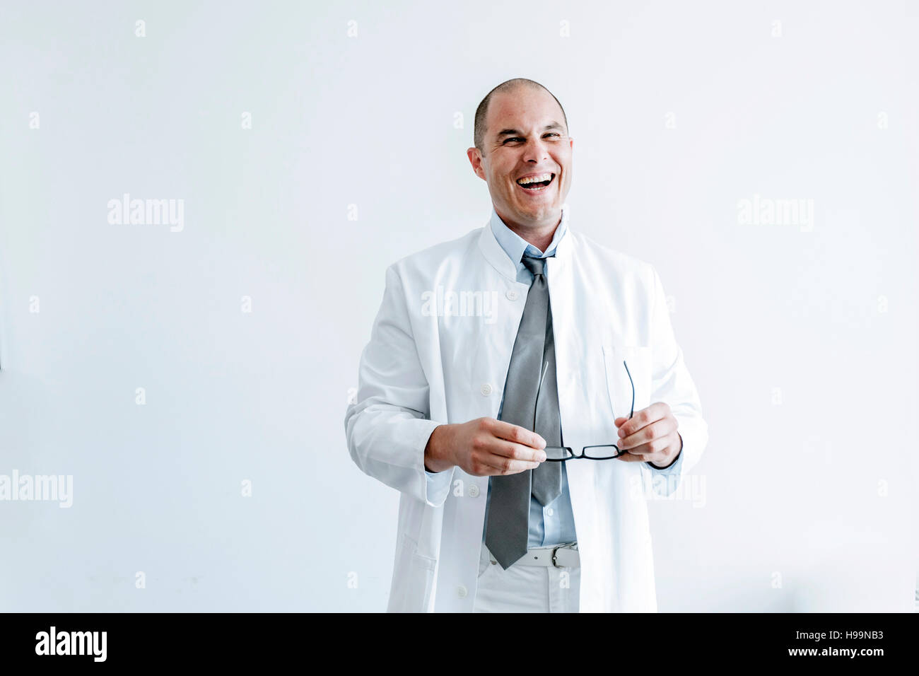 Doctor laughing hi-res stock photography and images - Alamy