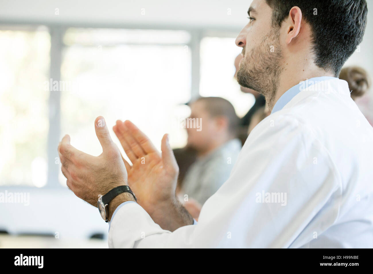 Audience clapping in training class Stock Photo - Alamy