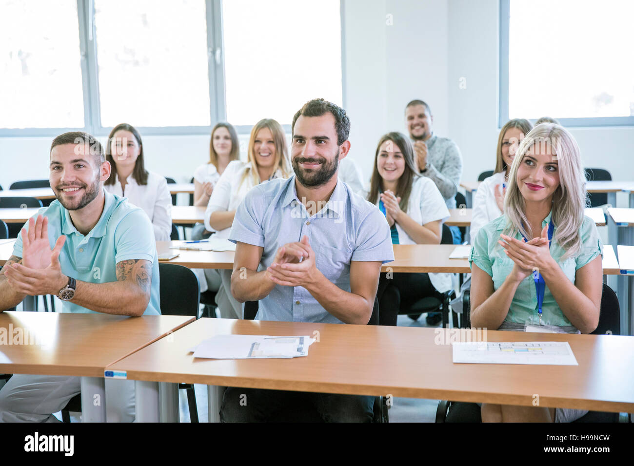 Audience clapping for speaker hi-res stock photography and images - Alamy
