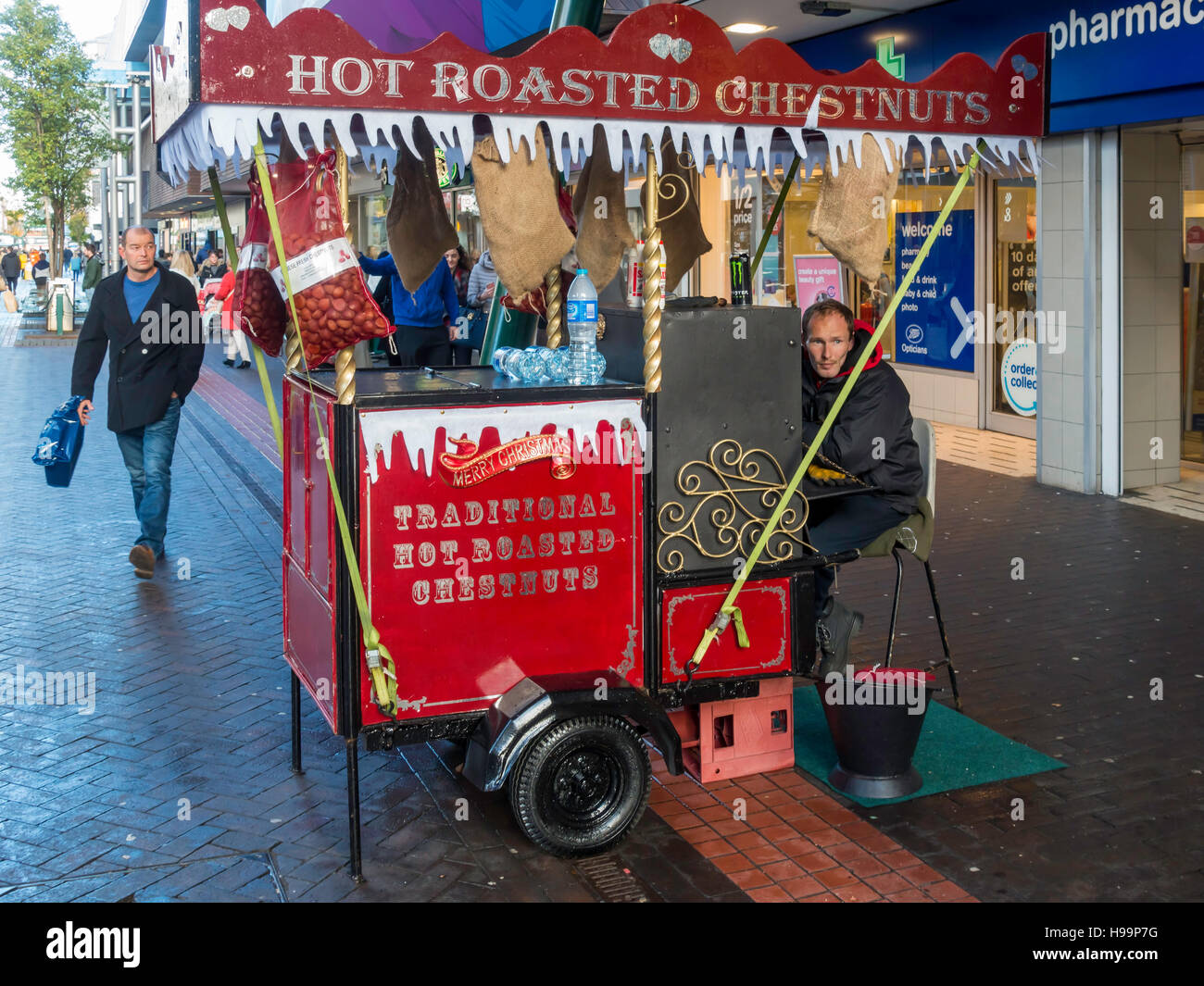 Chestnut vendor hi-res stock photography and images - Alamy